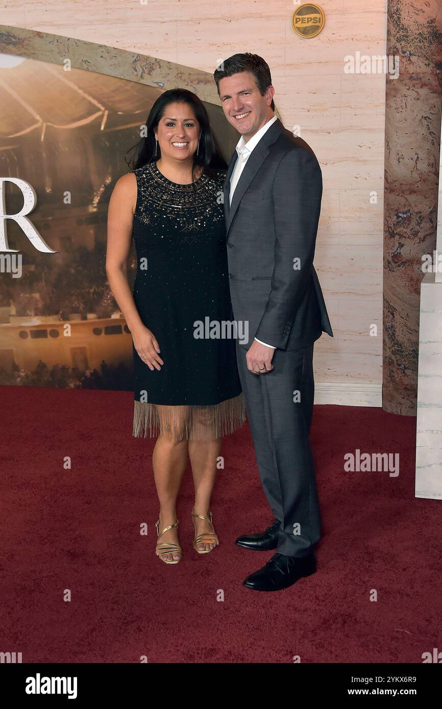 Jeff Fowler mit Ehefrau JoAnna Montoya Fowler bei der Premiere des ...