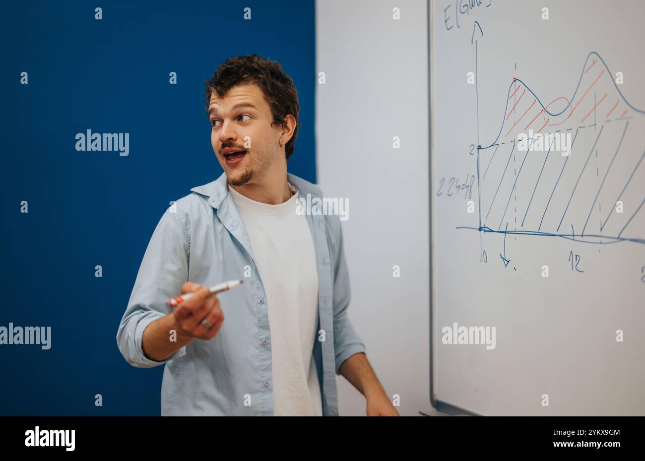 Teacher whiteboard class discussion hi-res stock photography and images ...