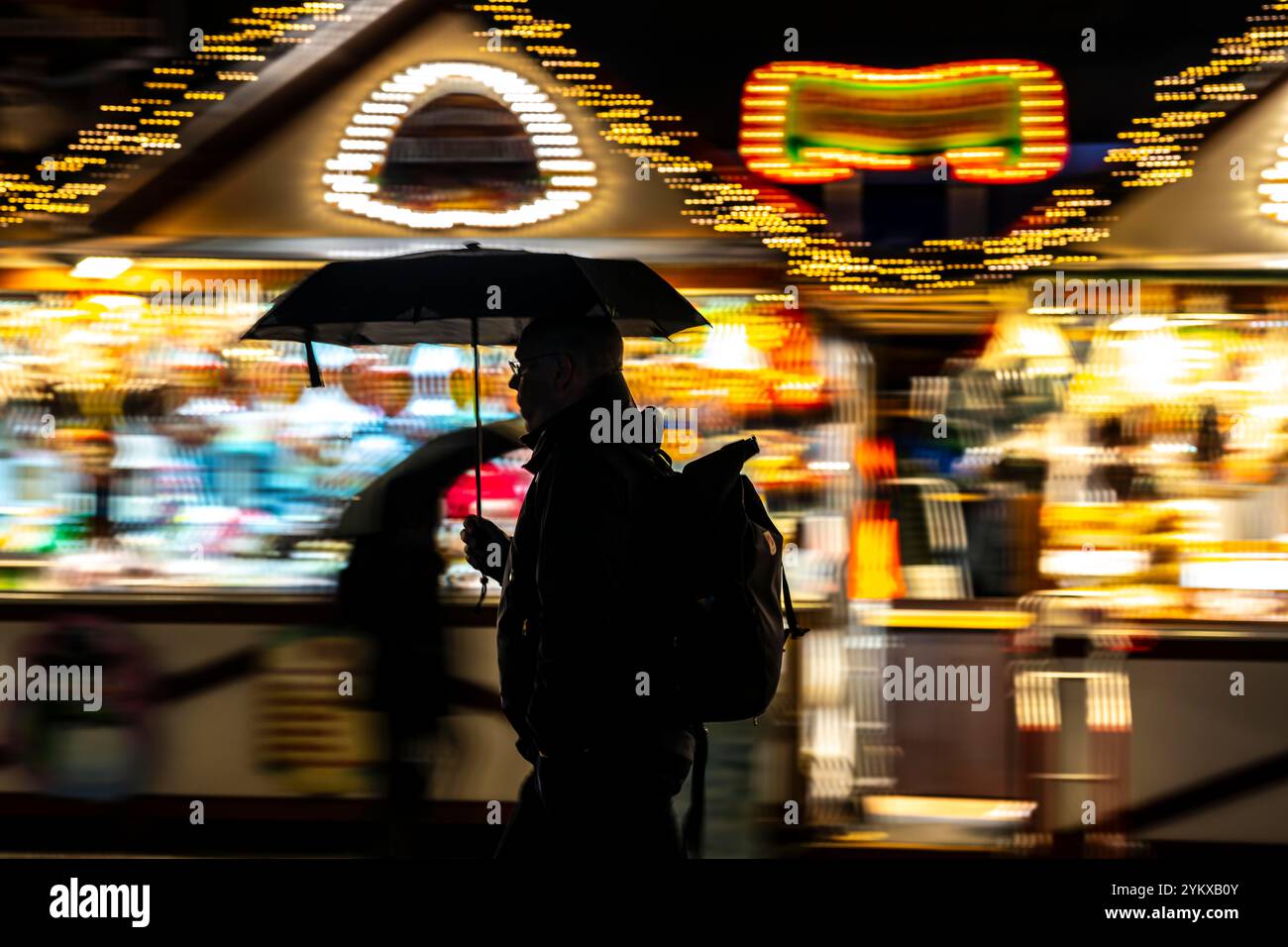 Rainy weather, passers-by with umbrellas, empty Christmas market, Essen ...