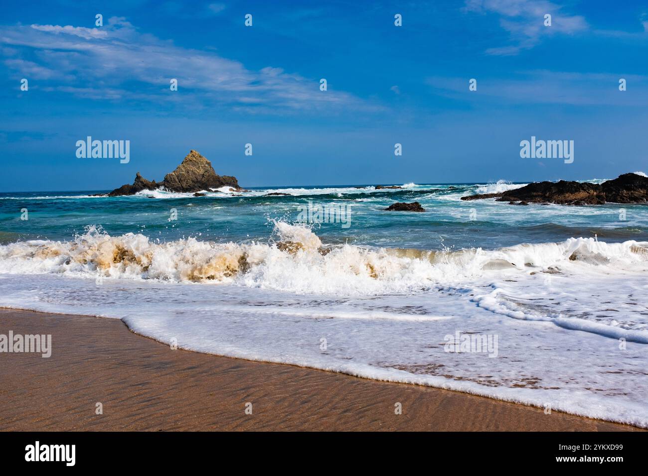 Waves breaking at the beach in Mazunte, Oaxaca, Mexico Stock Photo - Alamy