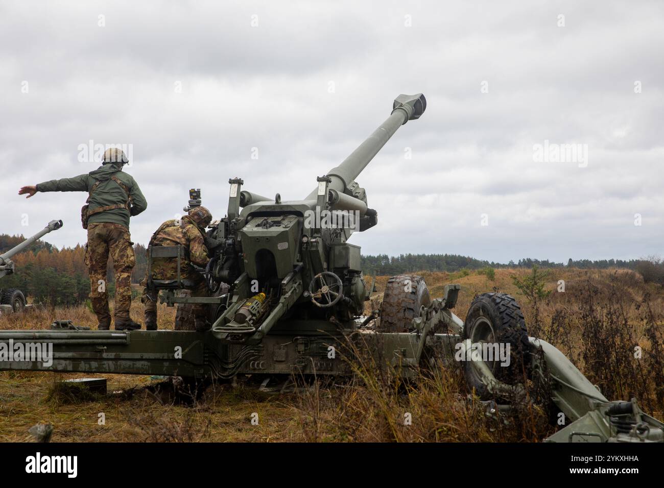 Italian Army soldiers assigned to Field Artillery Regiment “a Cavallo ...