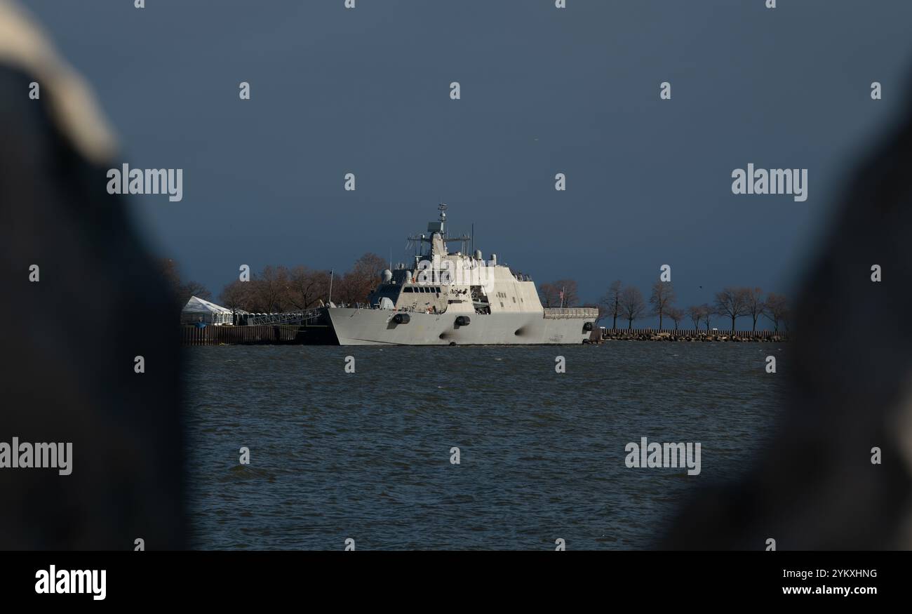 The USS Beloit (LCS 29) basks in the sunlight on Milwaukee Bay in ...