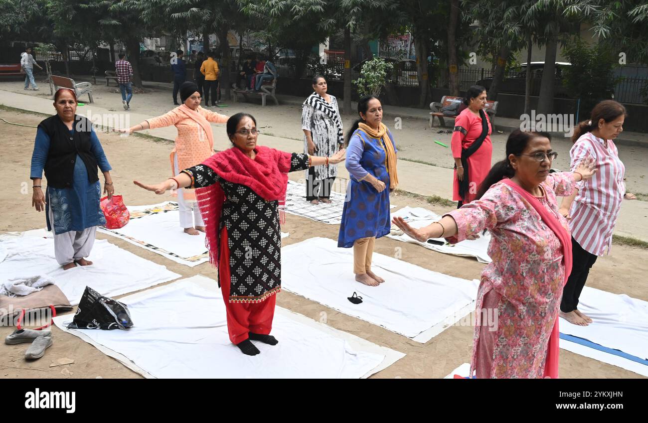 India yoga smog hi-res stock photography and images - Alamy
