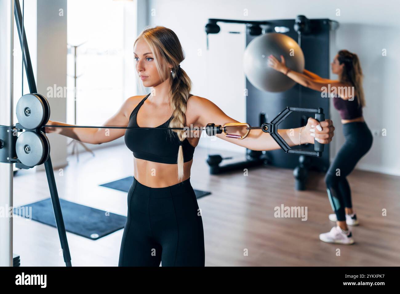 Women using gym equipment hi-res stock photography and images - Alamy