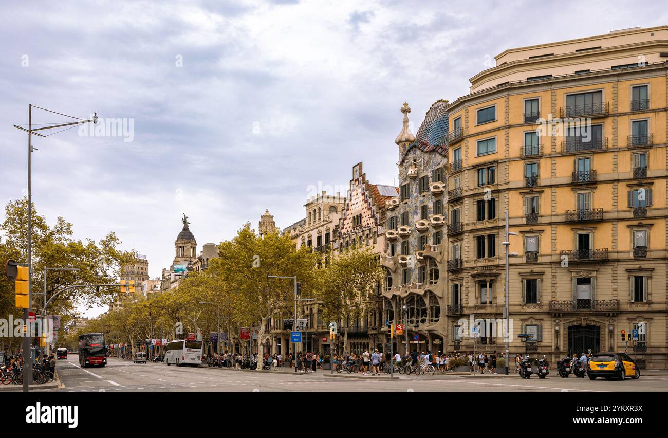 Passage de Gracia avenue with its architectural buildings and shopping centers Stock Photo - Alamy