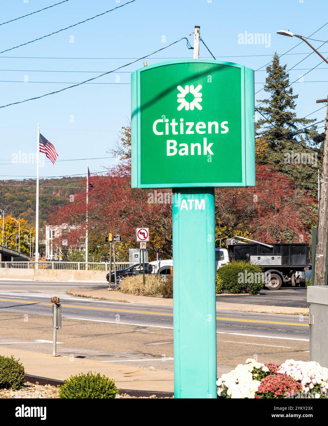 Atm sign pole hi-res stock photography and images - Alamy
