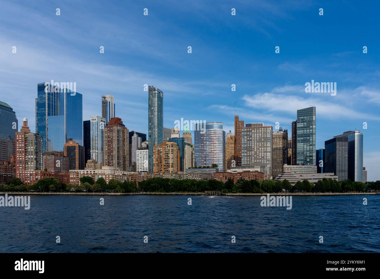 Downtown manhattan skyscraper boat hi-res stock photography and images ...