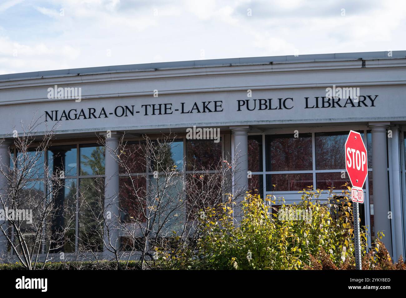 Public library and stop signs on Anderson Lane in Niagara-on-the-Lake ...