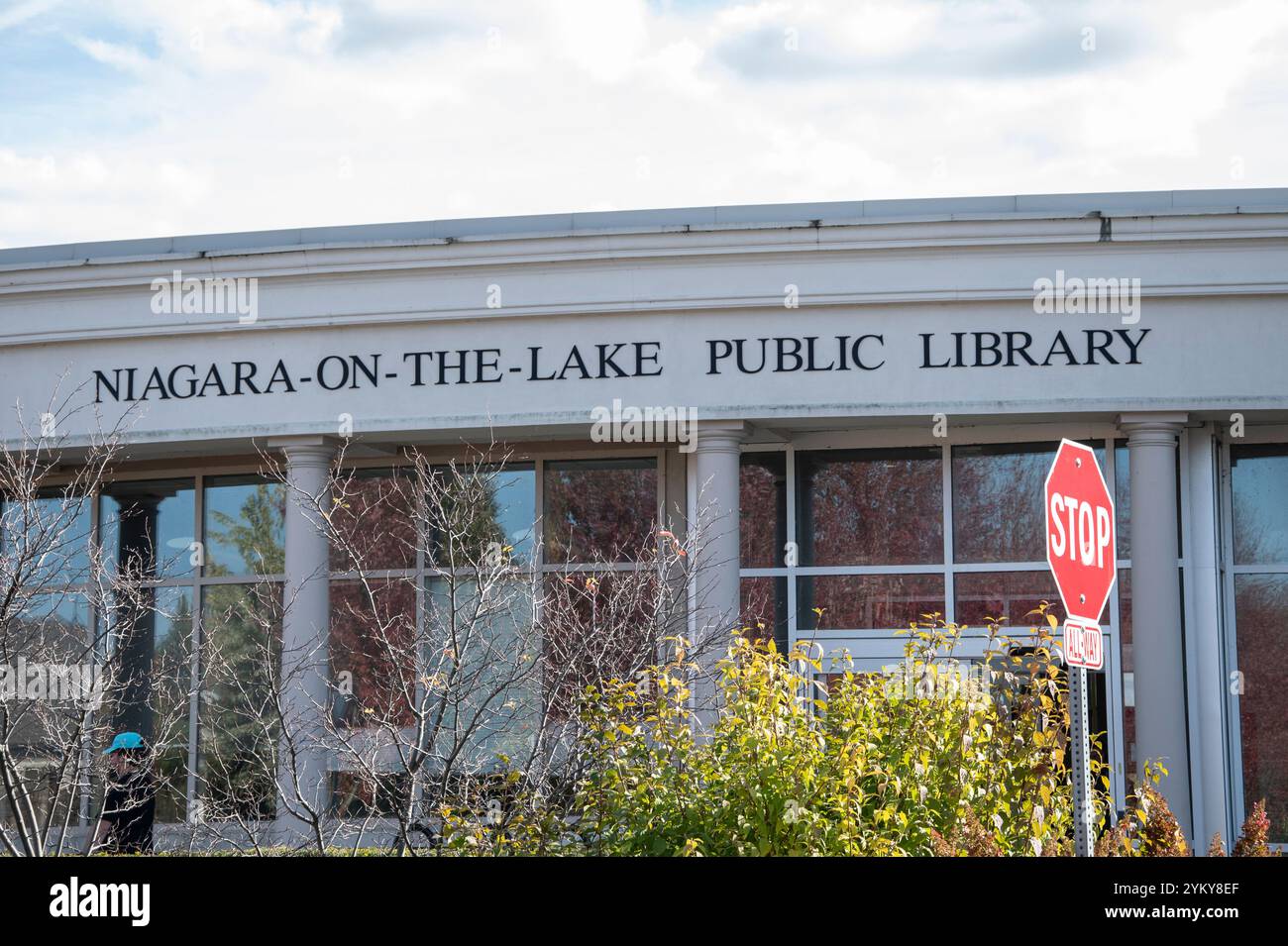 Public library and stop signs on Anderson Lane in Niagara-on-the-Lake ...