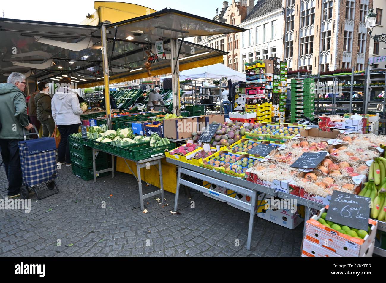 Bruges wednesday market hi-res stock photography and images - Alamy