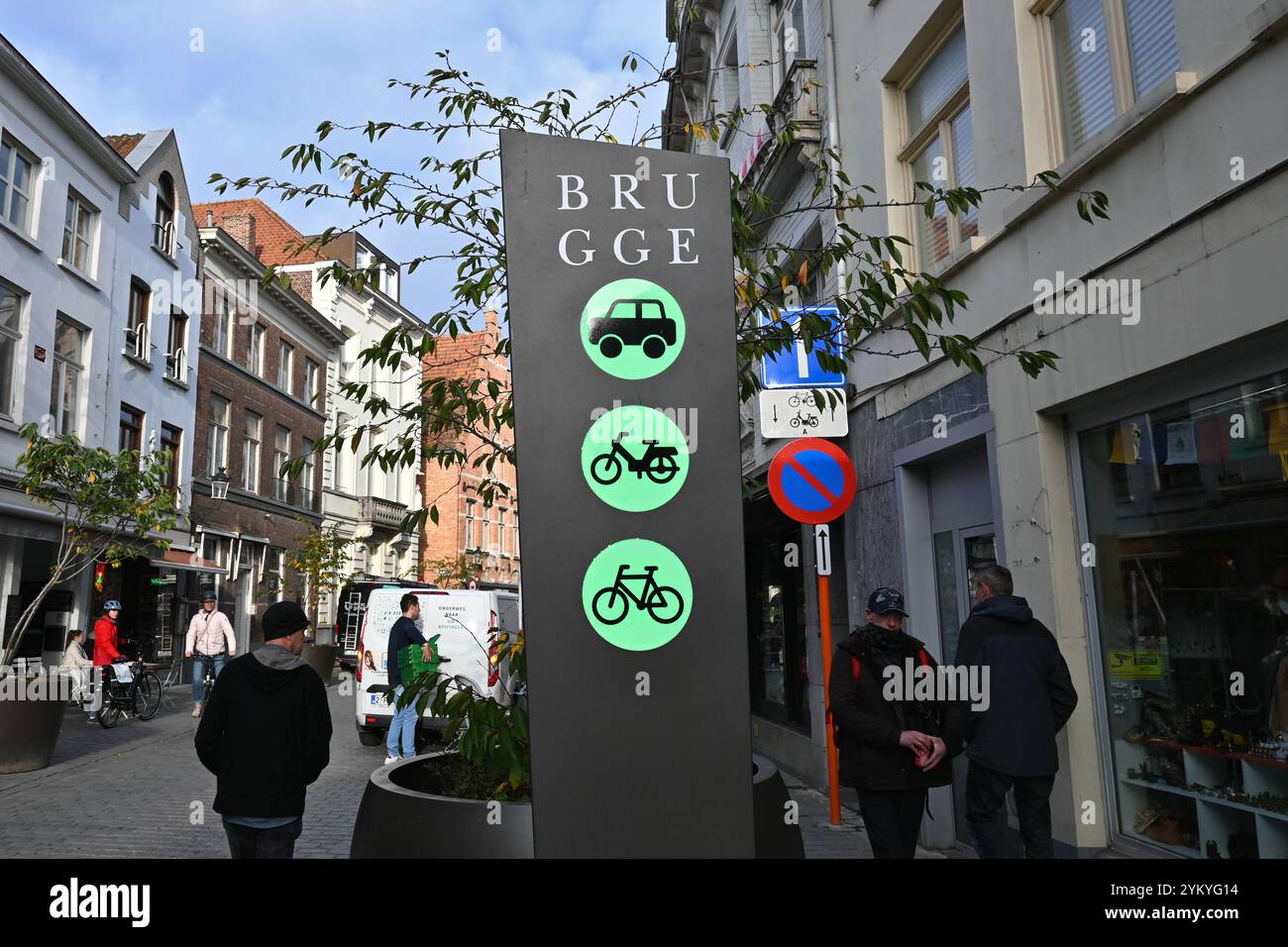 Brugge road sign hi-res stock photography and images - Alamy