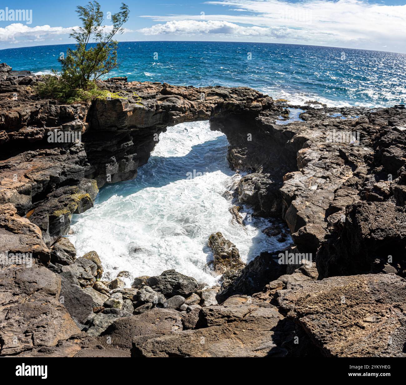 Makahuena sea arch hi-res stock photography and images - Alamy