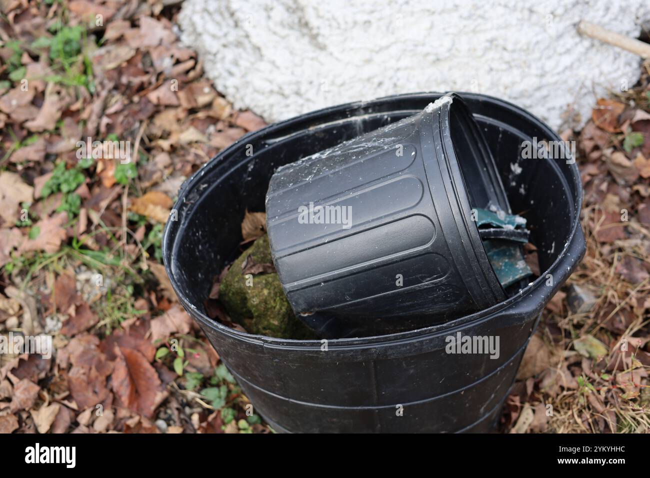 Black ground vase hi-res stock photography and images - Alamy