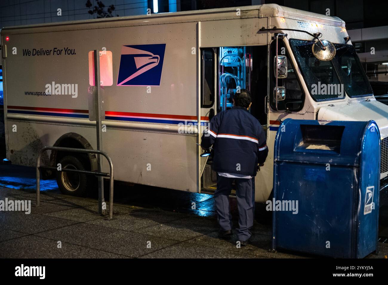 Seattle, USA. 19th Nov, 2024. Just after 7:00pm as the Bomb Cyclone ...