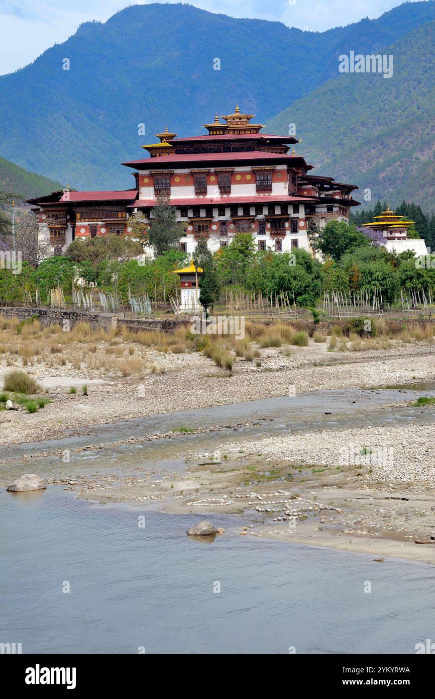 Punakha Dzong, also known as Pungtang Dechen Photrang Dzong, located in ...