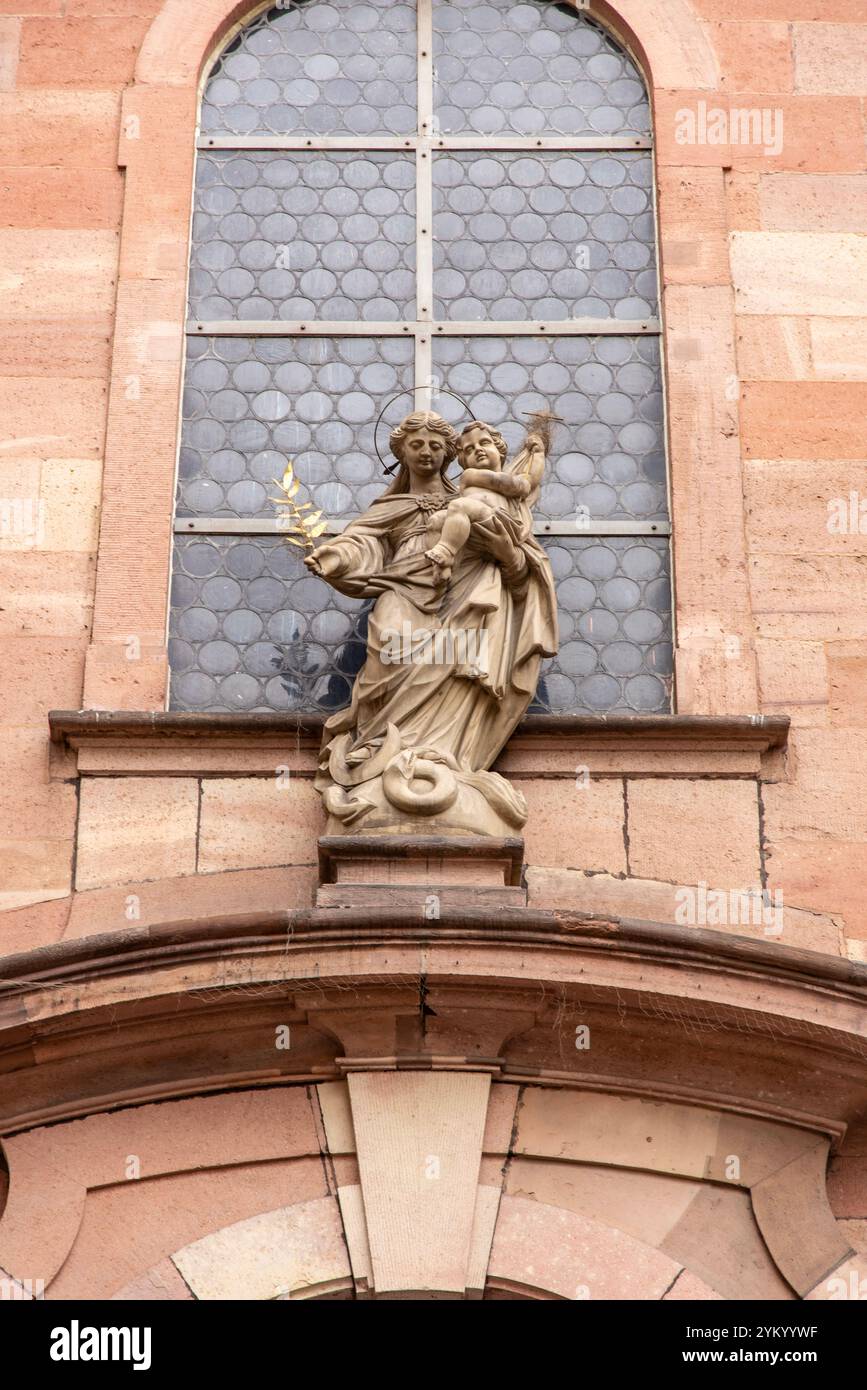 Angel and priest statue in front of Heidelberg Castle, Germany, 20 Aug ...