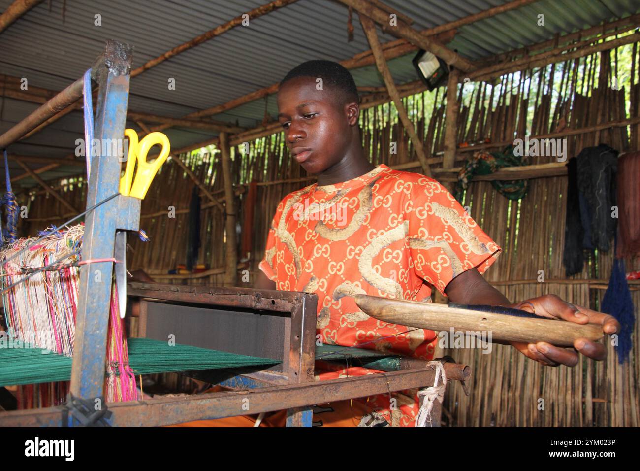 (241120) -- COTONOU, Nov. 20, 2024 (Xinhua) -- A man makes traditional ...