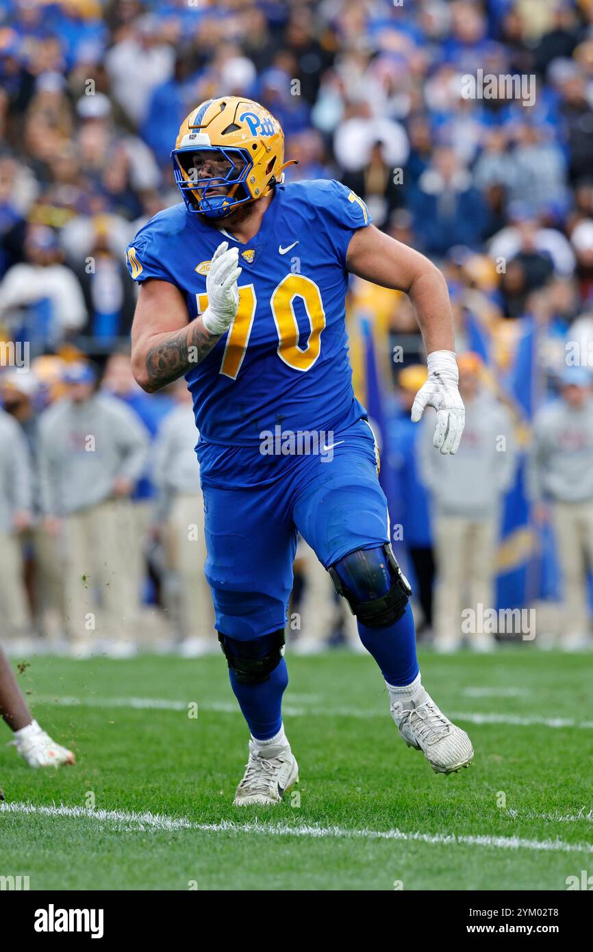PITTSBURGH, PA - NOVEMBER 16: Pittsburgh Panthers offensive lineman ...