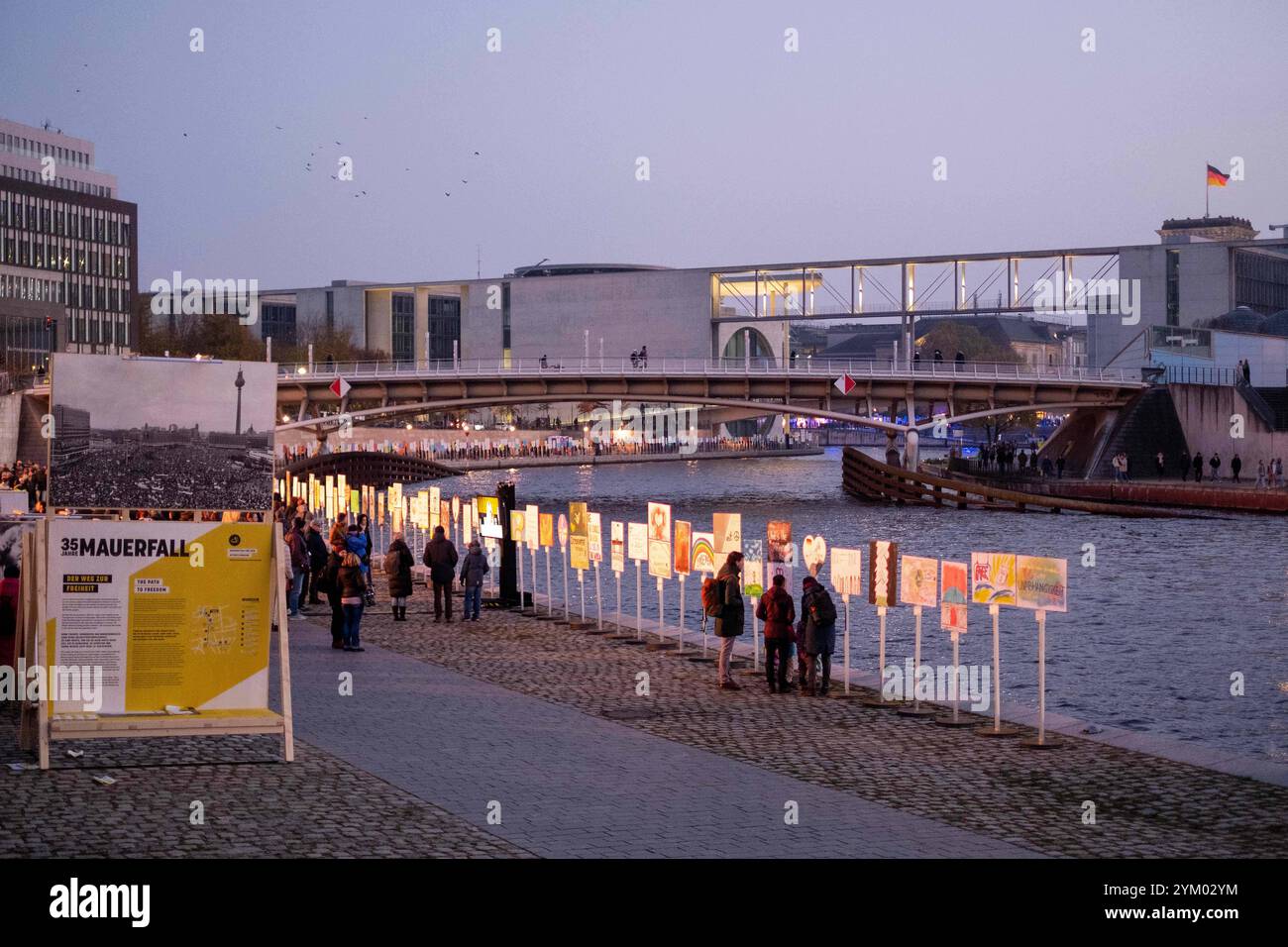 Open-Air-Installation zum 35. Jahrestag des Falls der Berliner Mauer ...