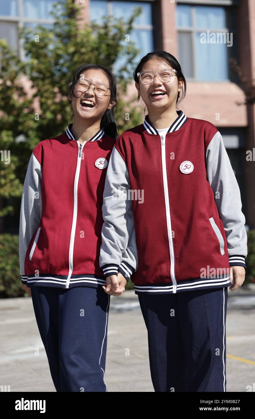 (241120) -- JINAN, Nov. 20, 2024 (Xinhua) -- Li Jinghao (R) and Song ...