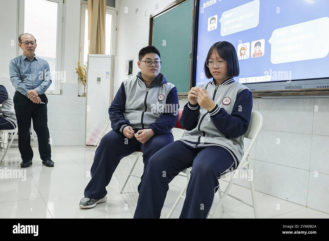 (241120) -- JINAN, Nov. 20, 2024 (Xinhua) -- Li Wenhao (R) and Shi Hongfei (C) attend a ...