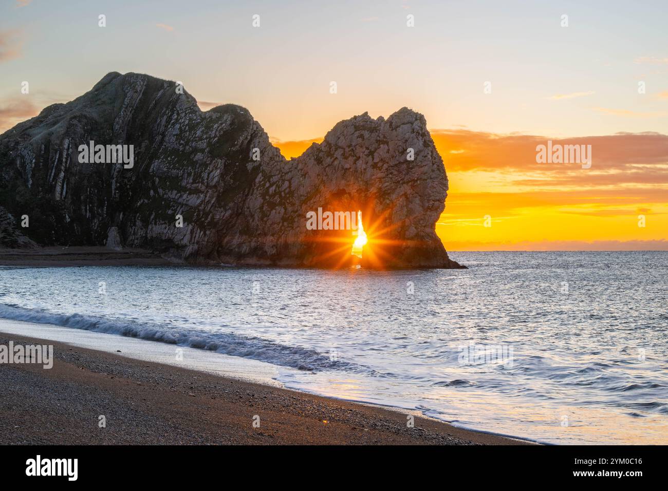 Durd|e Door, Dorset, UK. 20th November 2024. A spectacular sunrise at ...