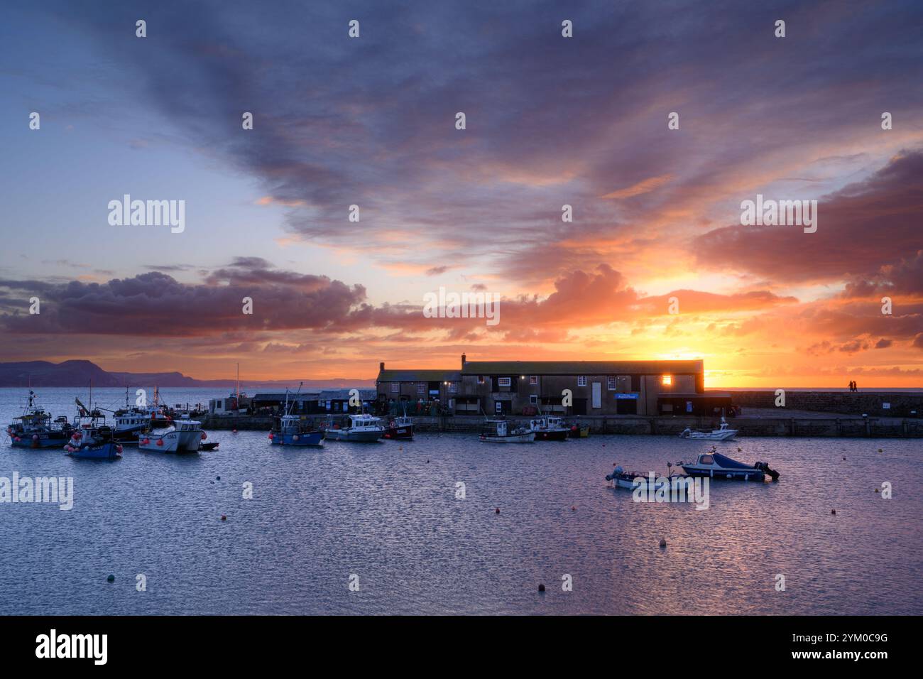 Lyme Regis, Dorset, UK. 20th November 2024. UK Weather: A spectacular ...