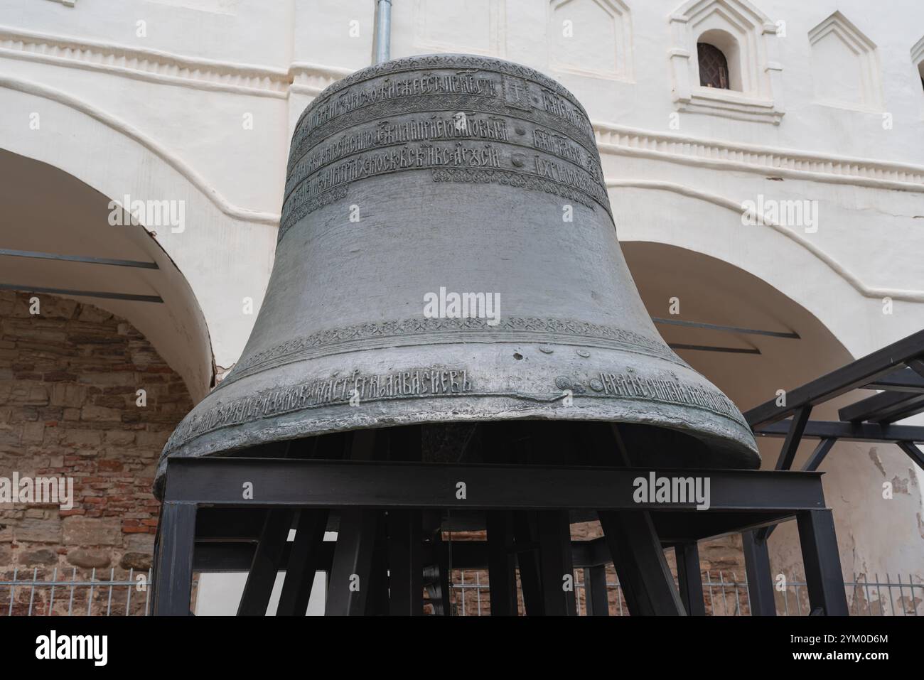 Large bronze bell ringing hi-res stock photography and images - Alamy