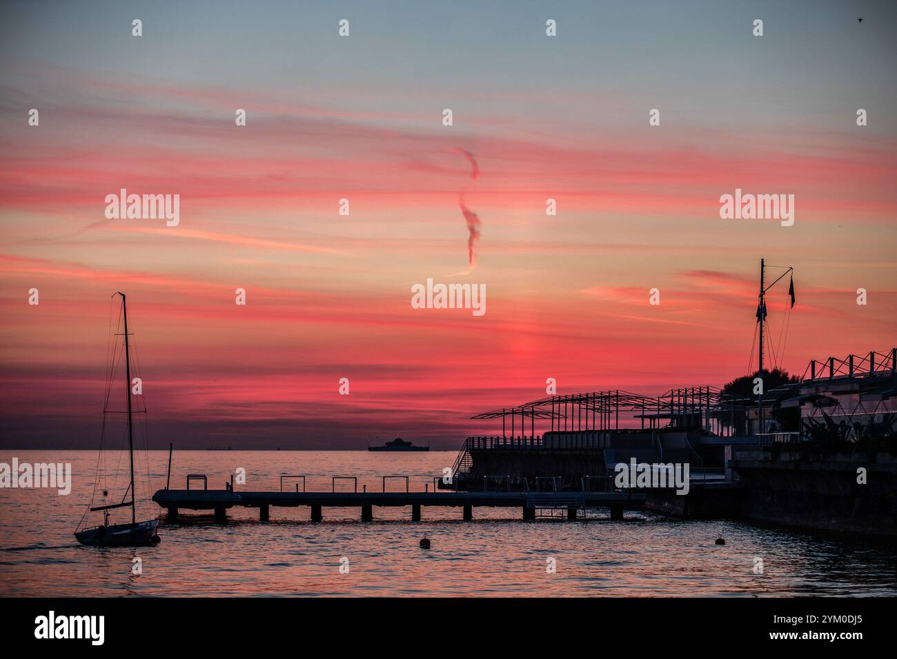 Istanbul, Turkey. 19th Nov, 2024. The colors of the sunset sky in ...