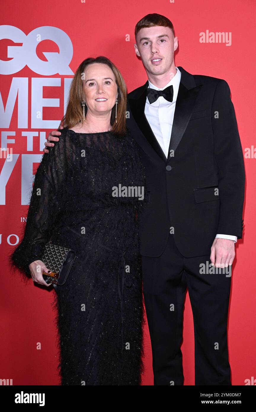 Cole Palmer mit Mutter Janet Palmer bei der Verleihung der GQ Men of ...