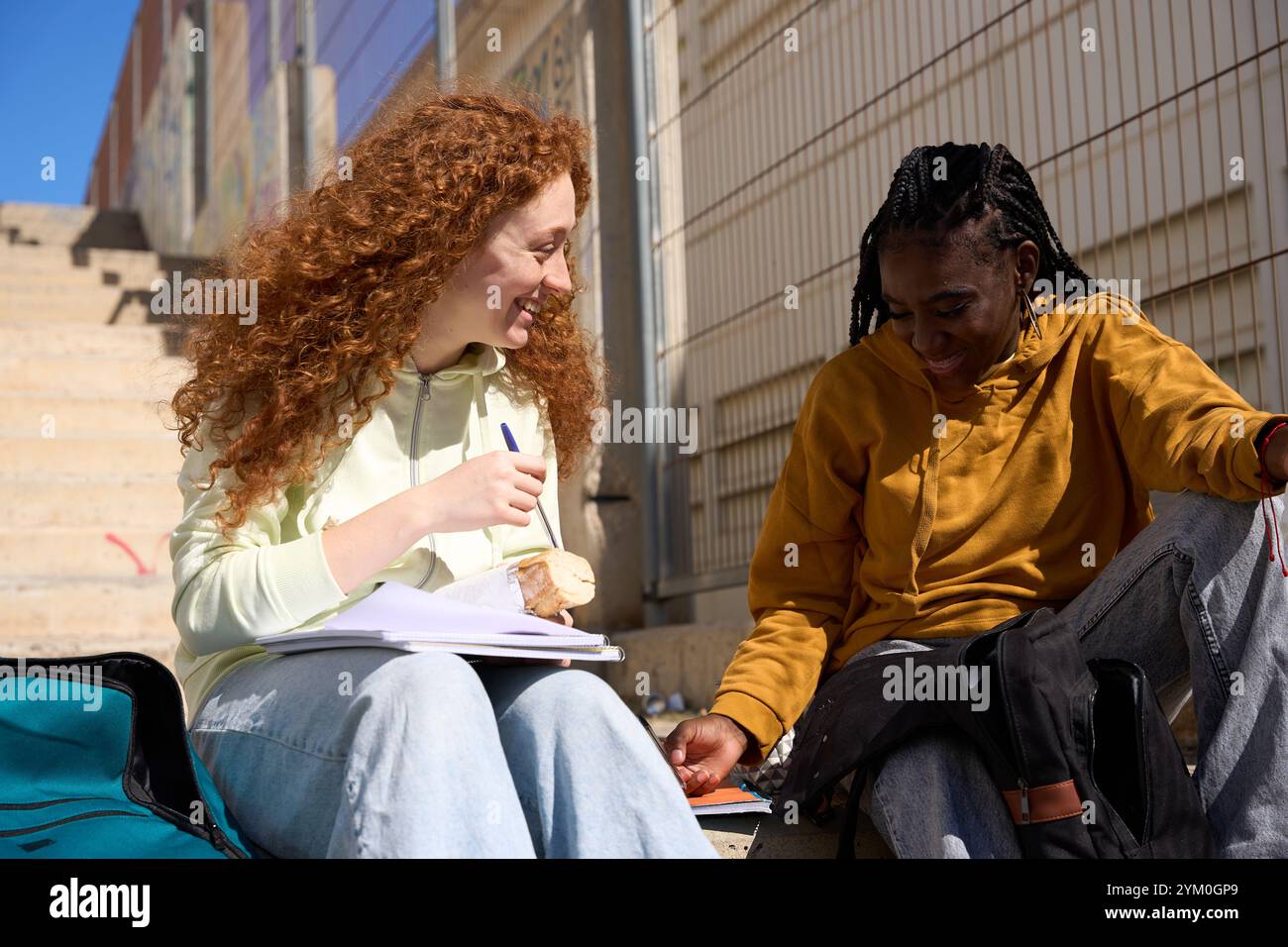 College students eating outdoors hi-res stock photography and images ...