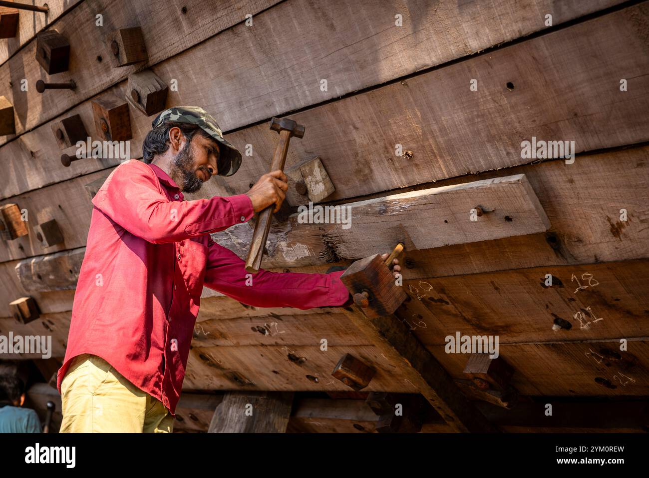 Men building wooden boat hi-res stock photography and images - Alamy