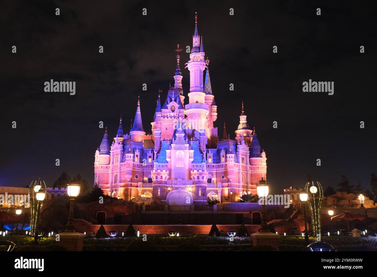 Shanghai disneyland hi-res stock photography and images - Alamy