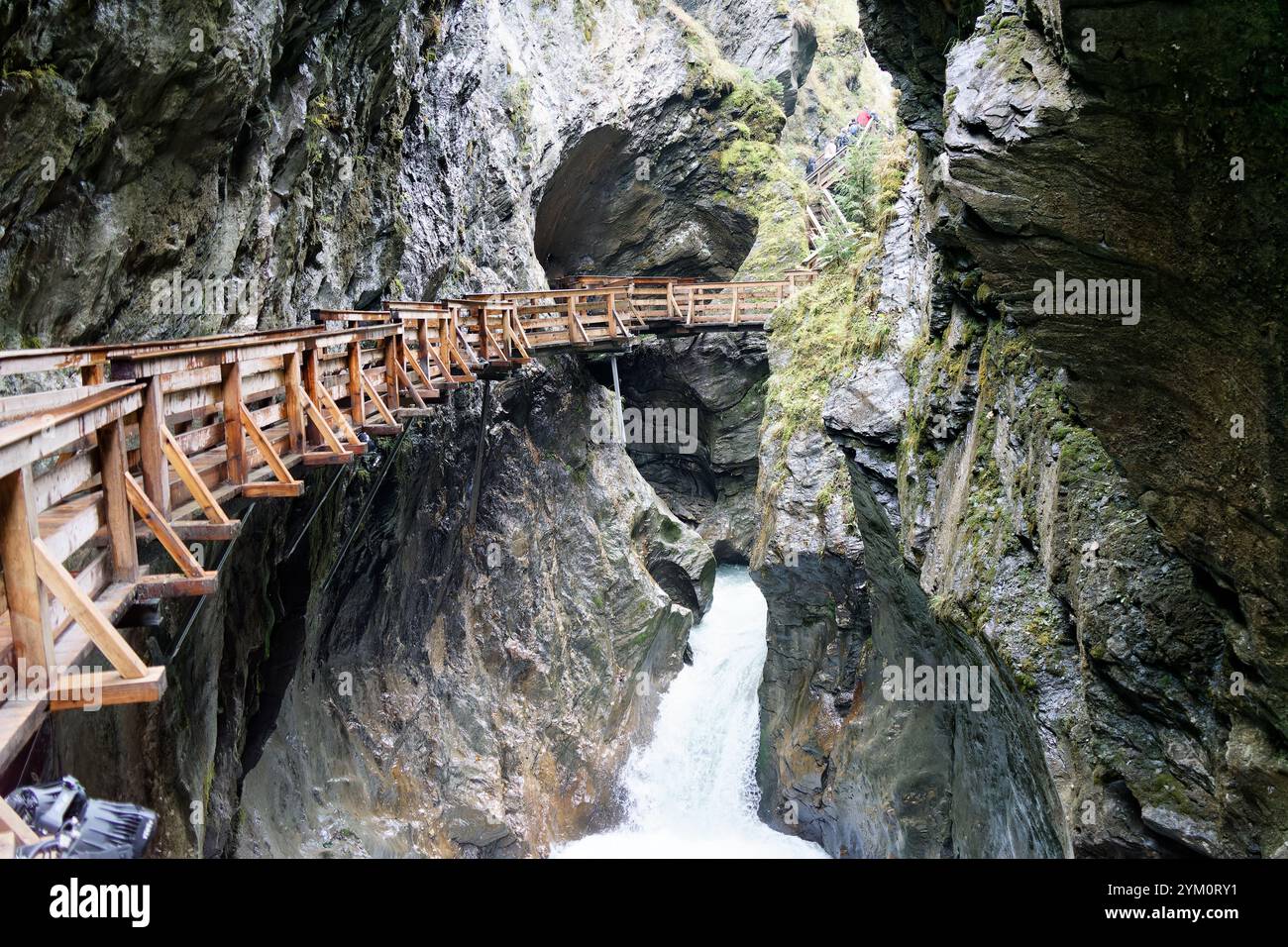 Walk through the impressive Sigmund Thun Klamm in Austria, very cold ...