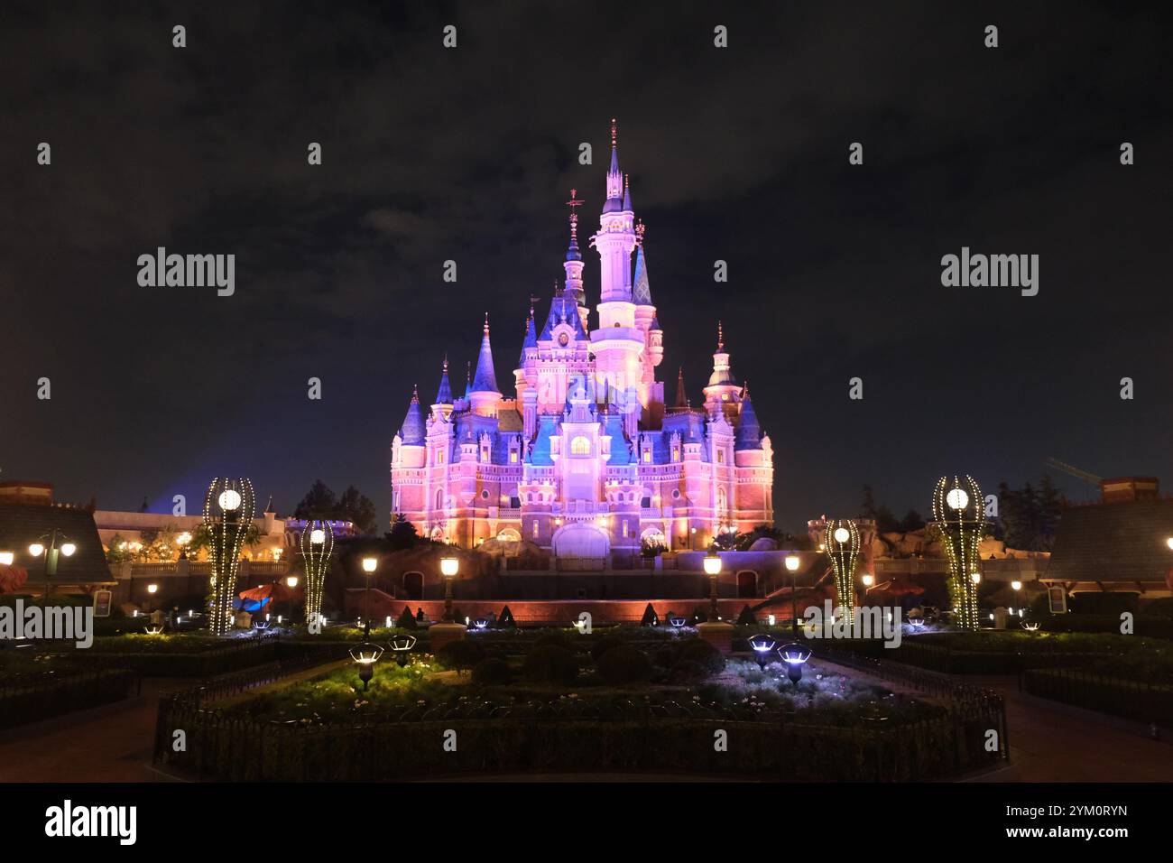 Shanghai Disneyland castle at night Stock Photo - Alamy