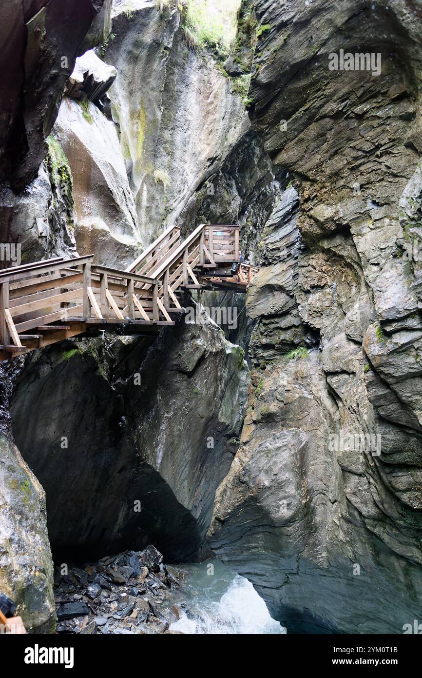 Walk through the impressive Sigmund Thun Klamm in Austria, very cold ...