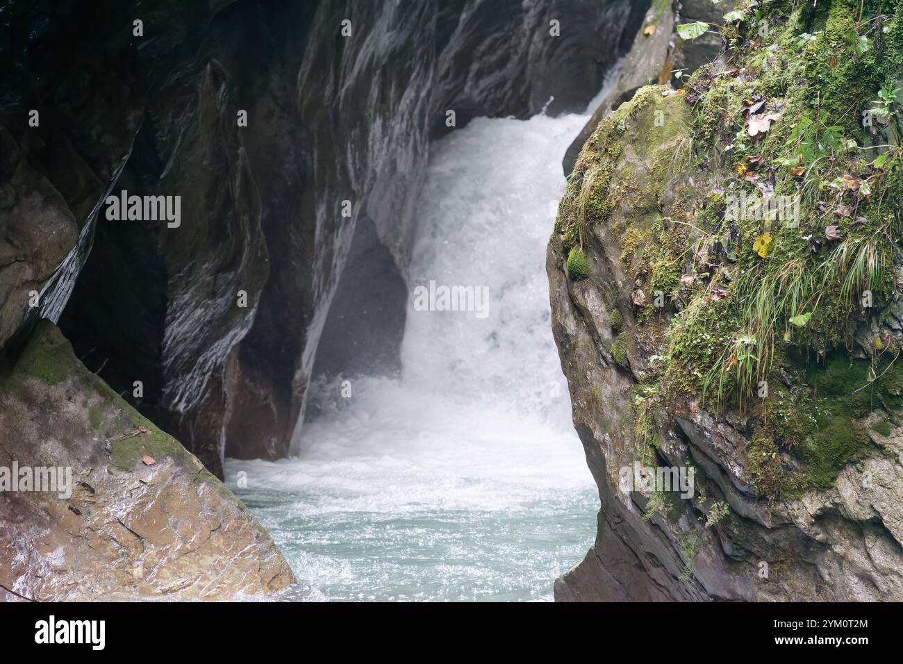 Walk through the impressive Sigmund Thun Klamm in Austria, very cold ...