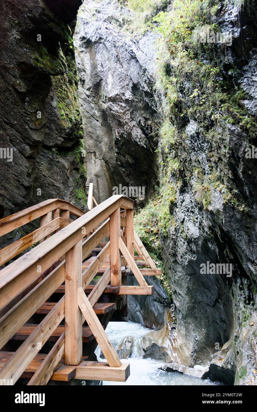 Walk through the impressive Sigmund Thun Klamm in Austria, very cold ...