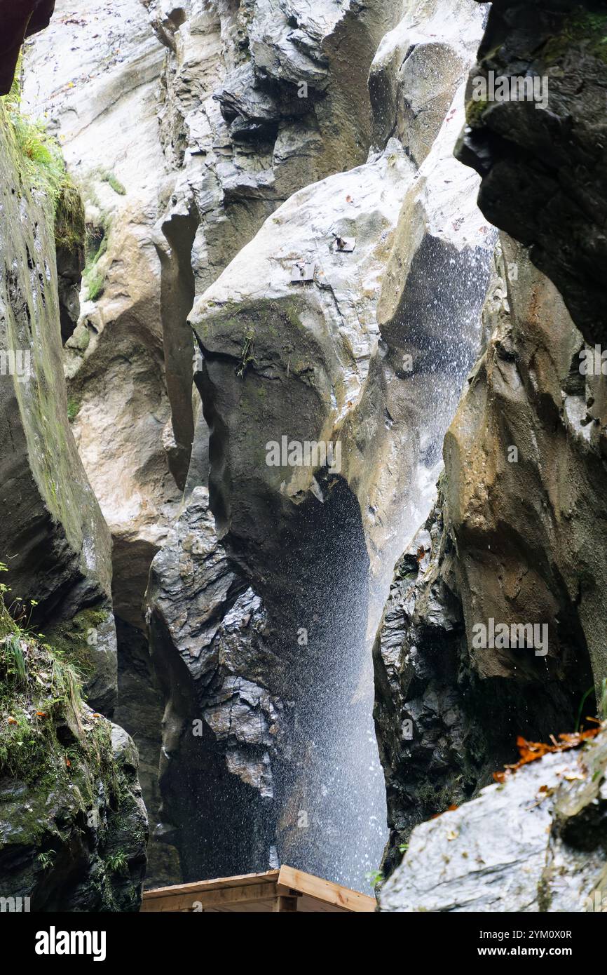 Walk through the impressive Sigmund Thun Klamm in Austria, very cold ...