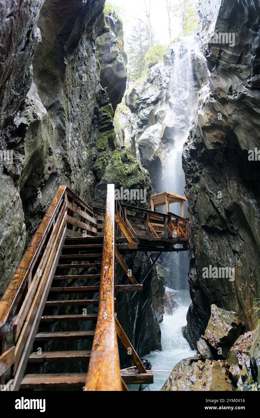 Walk through the impressive Sigmund Thun Klamm in Austria, very cold ...