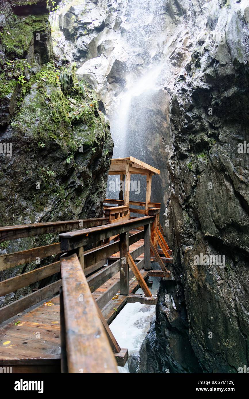 Walk through the impressive Sigmund Thun Klamm in Austria, very cold ...