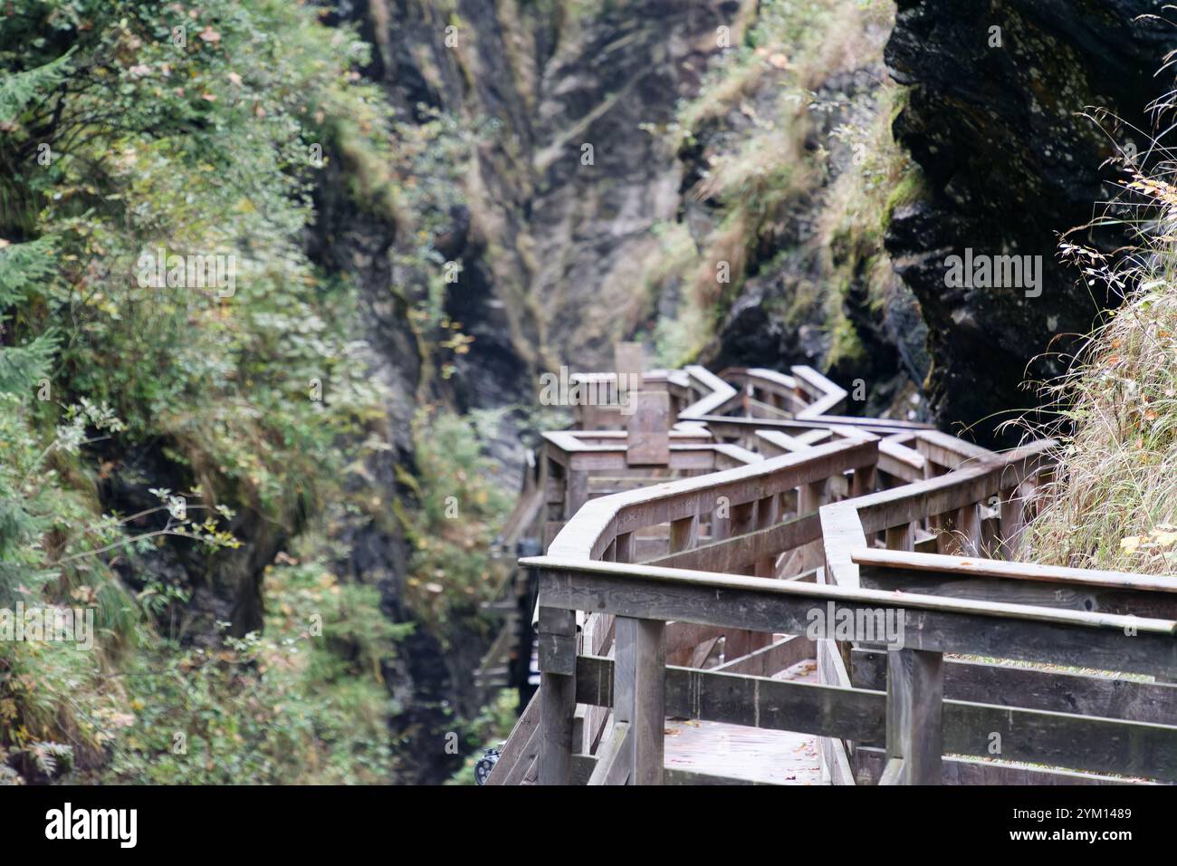Walk through the impressive Sigmund Thun Klamm in Austria, very cold ...