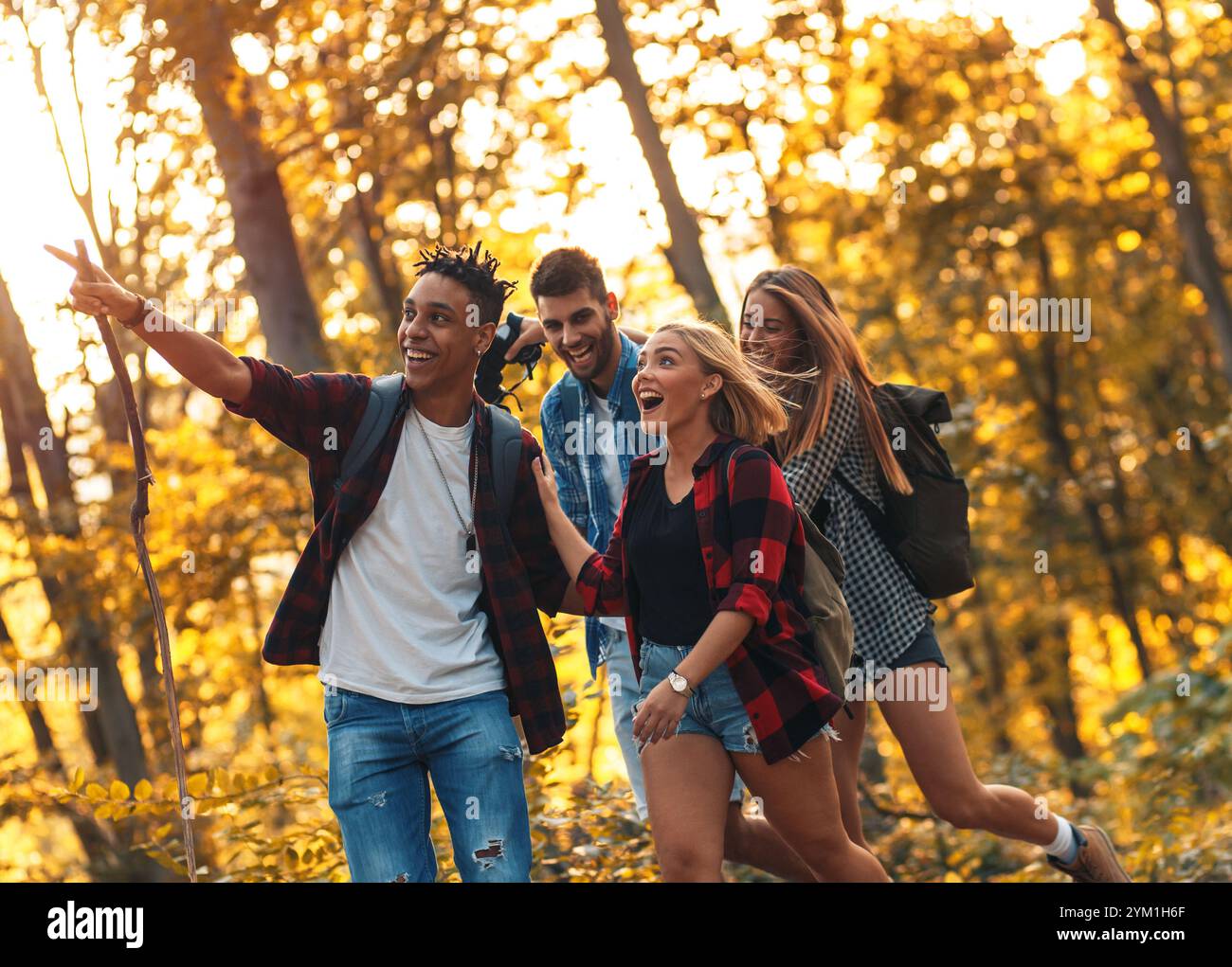 Friends fun hiking hi-res stock photography and images - Alamy
