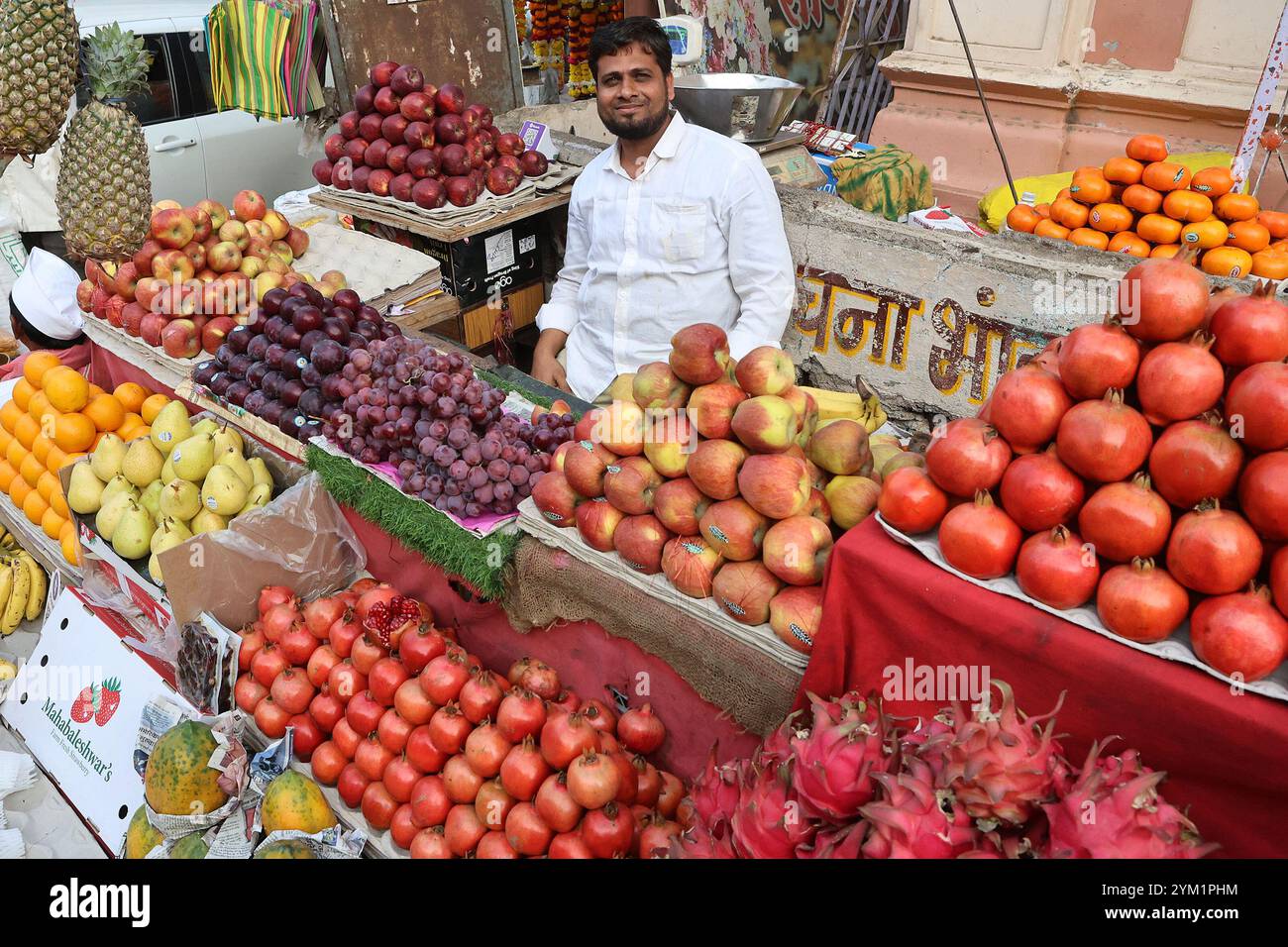 Fruit vendor in Shirpur, Maharashtra, India Stock Photo - Alamy