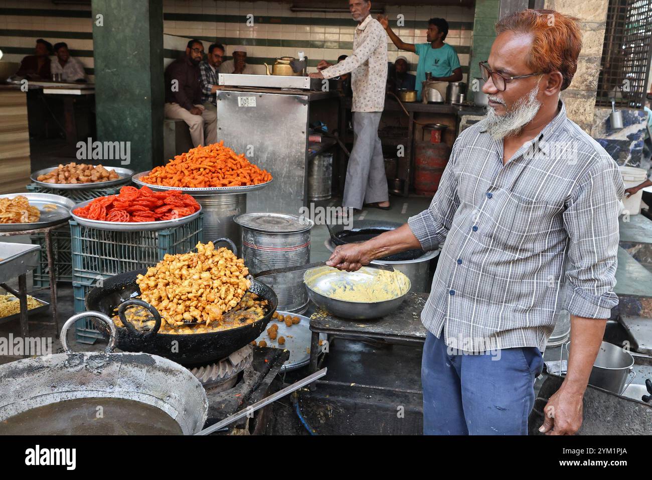 Frying pakoras in Dhule, Maharashtra, India Stock Photo - Alamy