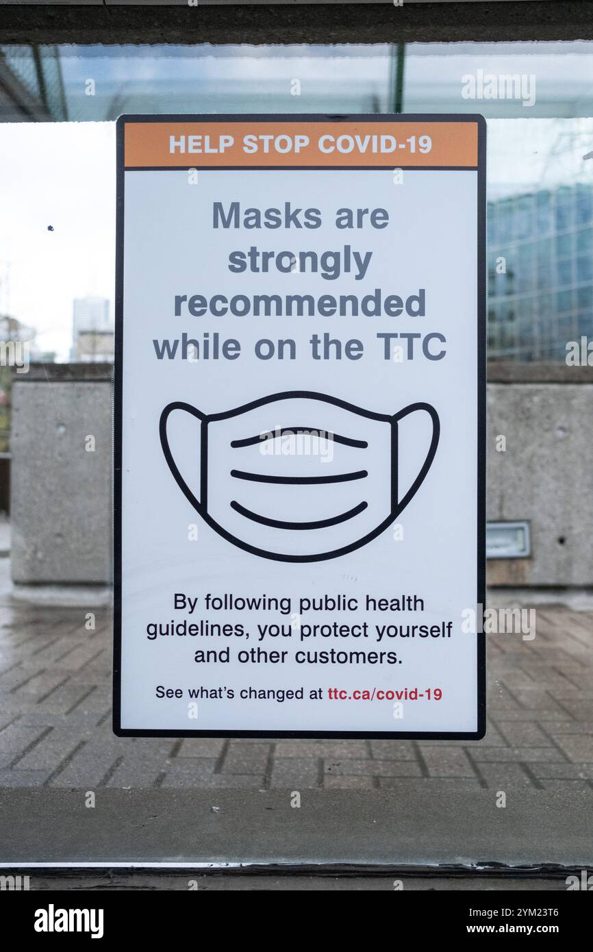 Sign recommending wearing a mask to protect against the Covid-19 virus ...