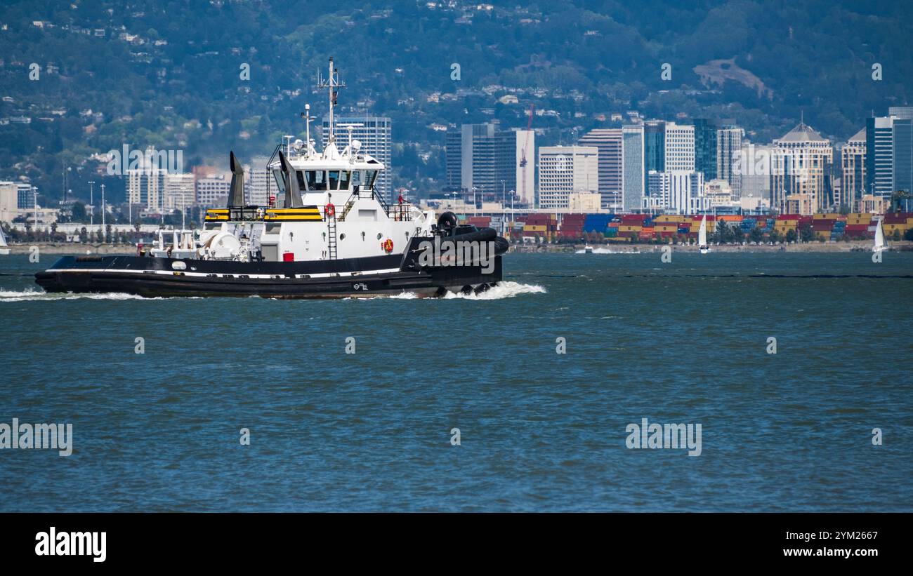 Tugboat Plying the Waters of San Francisco Bay in California Stock ...