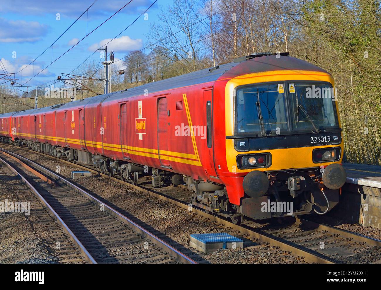 Royal Mail Class 325 parcels train approaching Oxenholme Rail Station ...