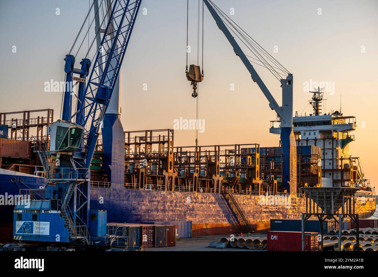 Global supply chains containers hi-res stock photography and images - Alamy