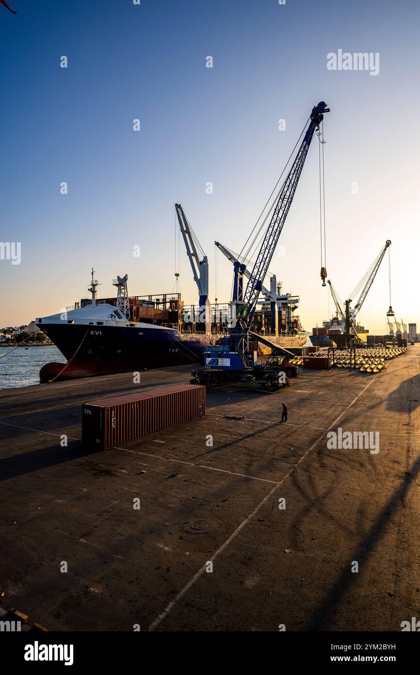 Global supply chains containers hi-res stock photography and images - Alamy